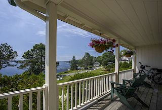 Coastal Charm: Cottage Rooms at Spruce Point Inn, Your Serene Getaway